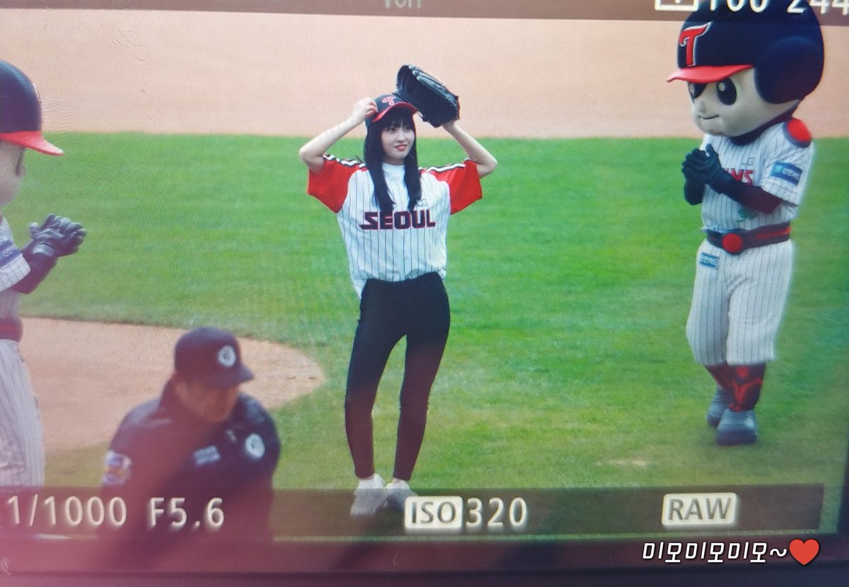 Joe's Twice Photo Blog: 190414 TWICE Momo Baseball game first ball (110 ...