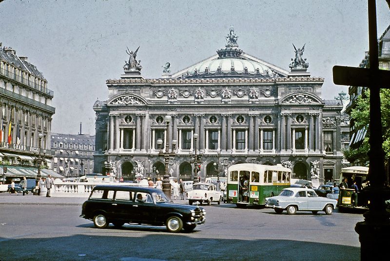 22 Fascinating Pictures That Capture Street Scenes of Paris in 1959 ...