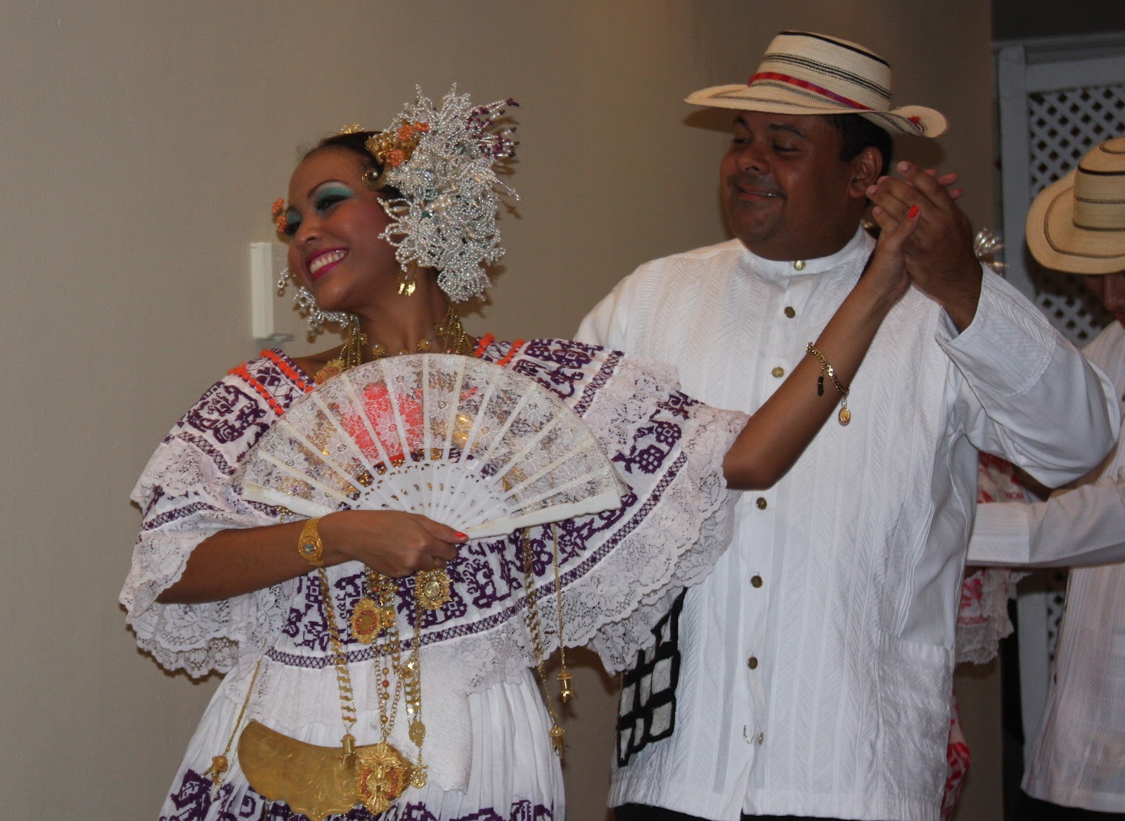 Panama Touring: The National Dress