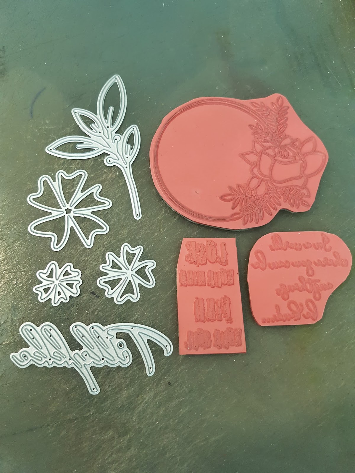 Gummiapan : Some flowers.