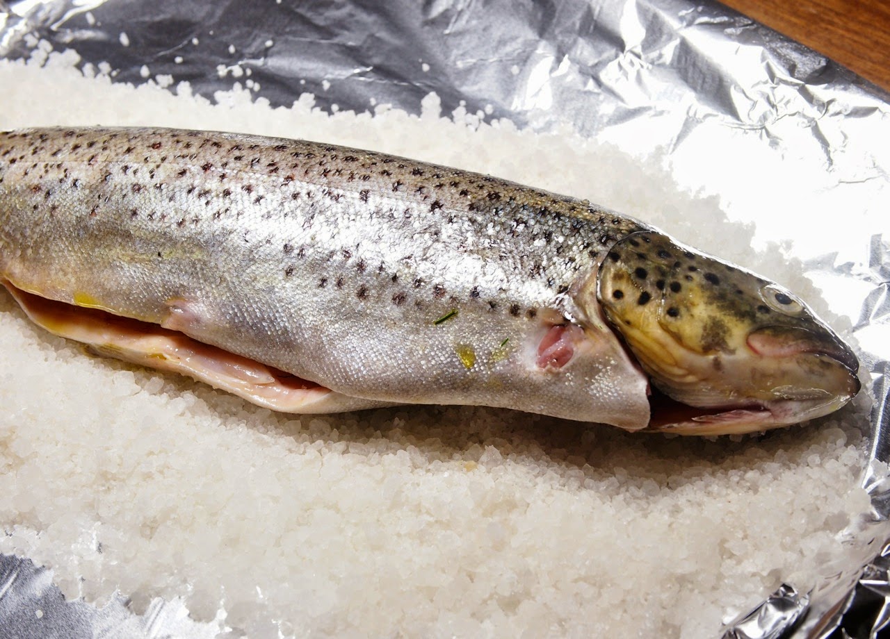 Blond Kitchen: Suolakuoressa kypsennetty kala