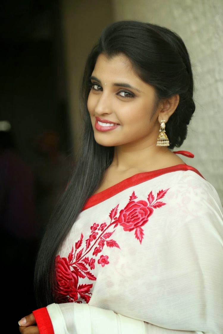 CAP: Anchor Shyamala Hot Photos in Beautiful White Saree