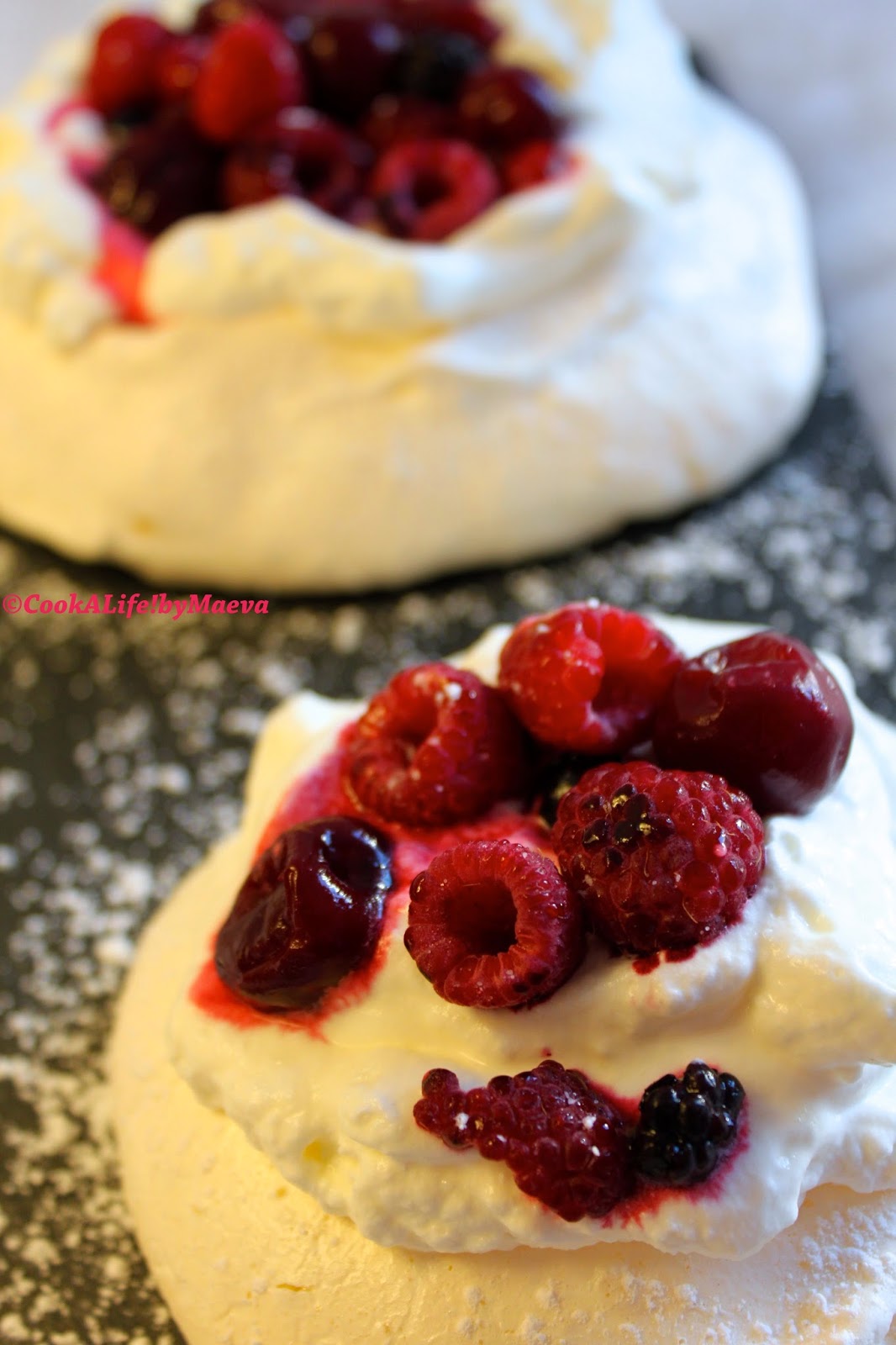 Cook A Life! by Maeva: Pavlova { meringue et chantilly } aux fruits rouges