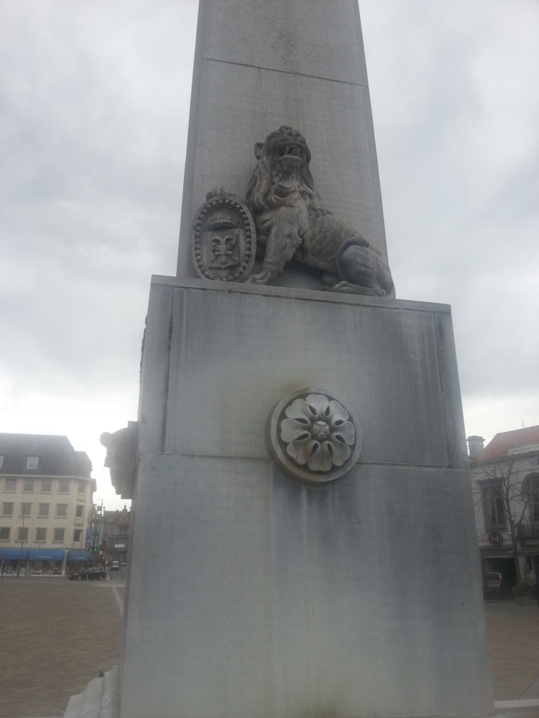 Egyptomania: Obelisk op de markt in Ronse