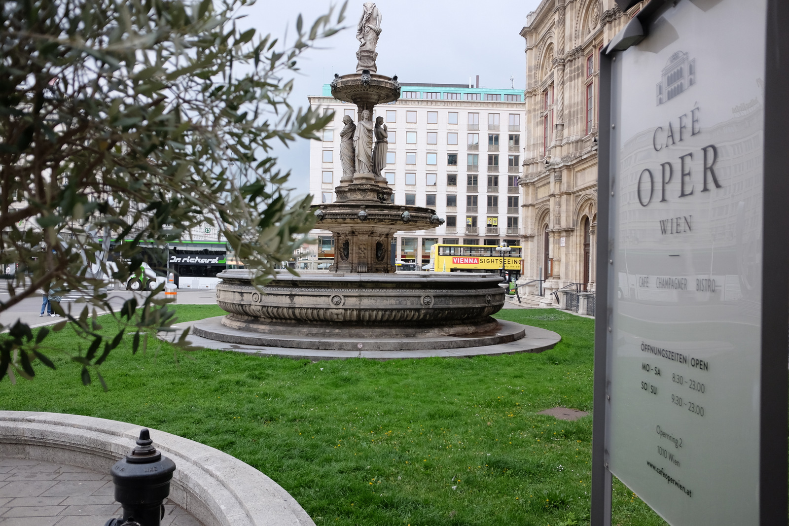 The flagship coffee house of the Vienna State Opera is an elegant venue ...