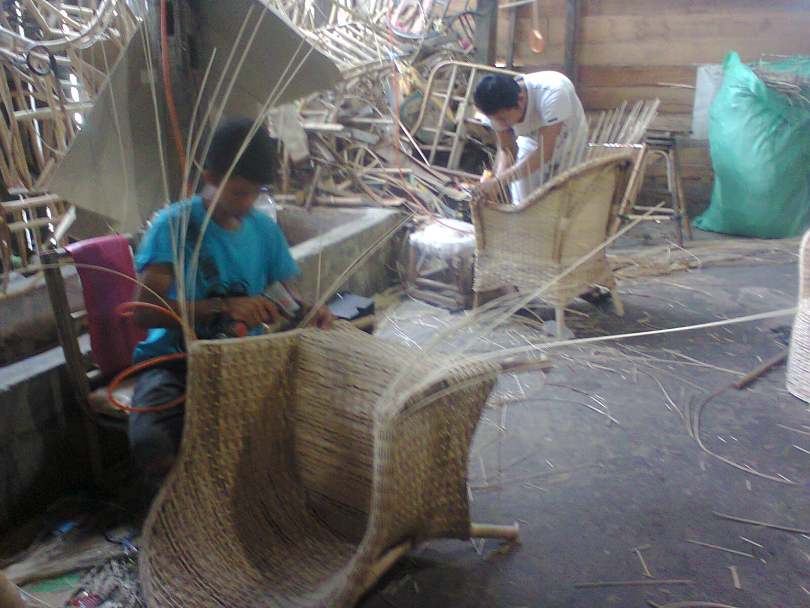 ANYAMAN ROTAN: Proses Pembuatan Anyaman Kursi Rotan