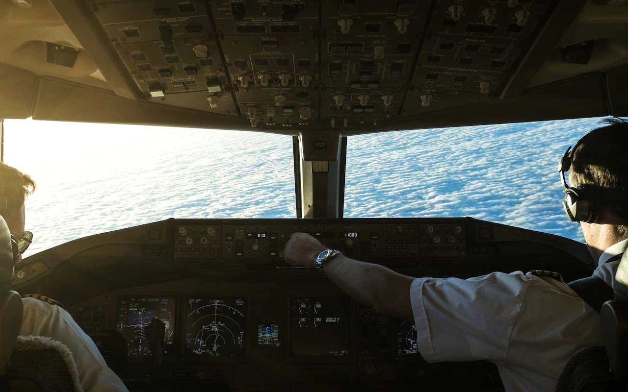 How Do Pilots See at Night ...and what's the point of those headlights ...