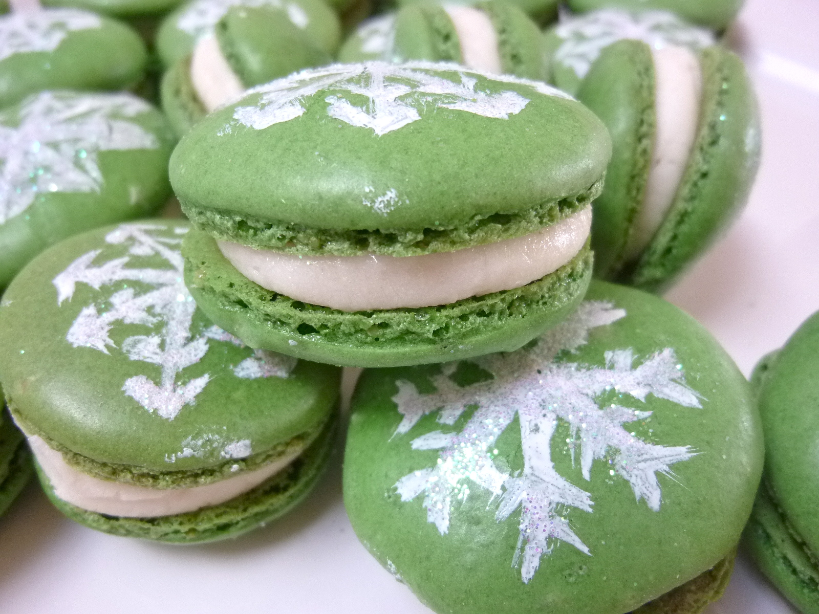 Vanilla Spearmint Sparkling Snowflake Macarons – Diary of a Mad Hausfrau