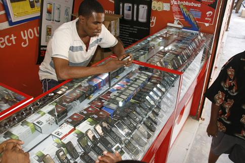 Burudan Mwanzo - Mwisho: ZAHORO MATELEPHONE AZINDUA UUZAJI WA SIMU MPYA ...