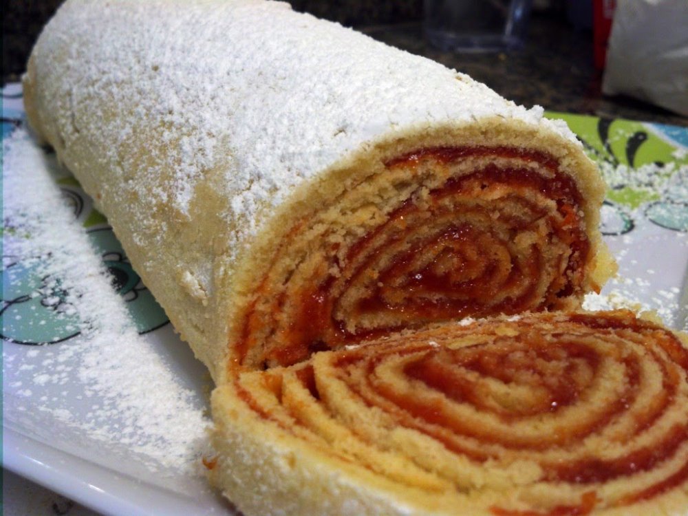 .: O bolo-de-rolo, um doce brasileiro, originário de Pernambuco, Brasil ...