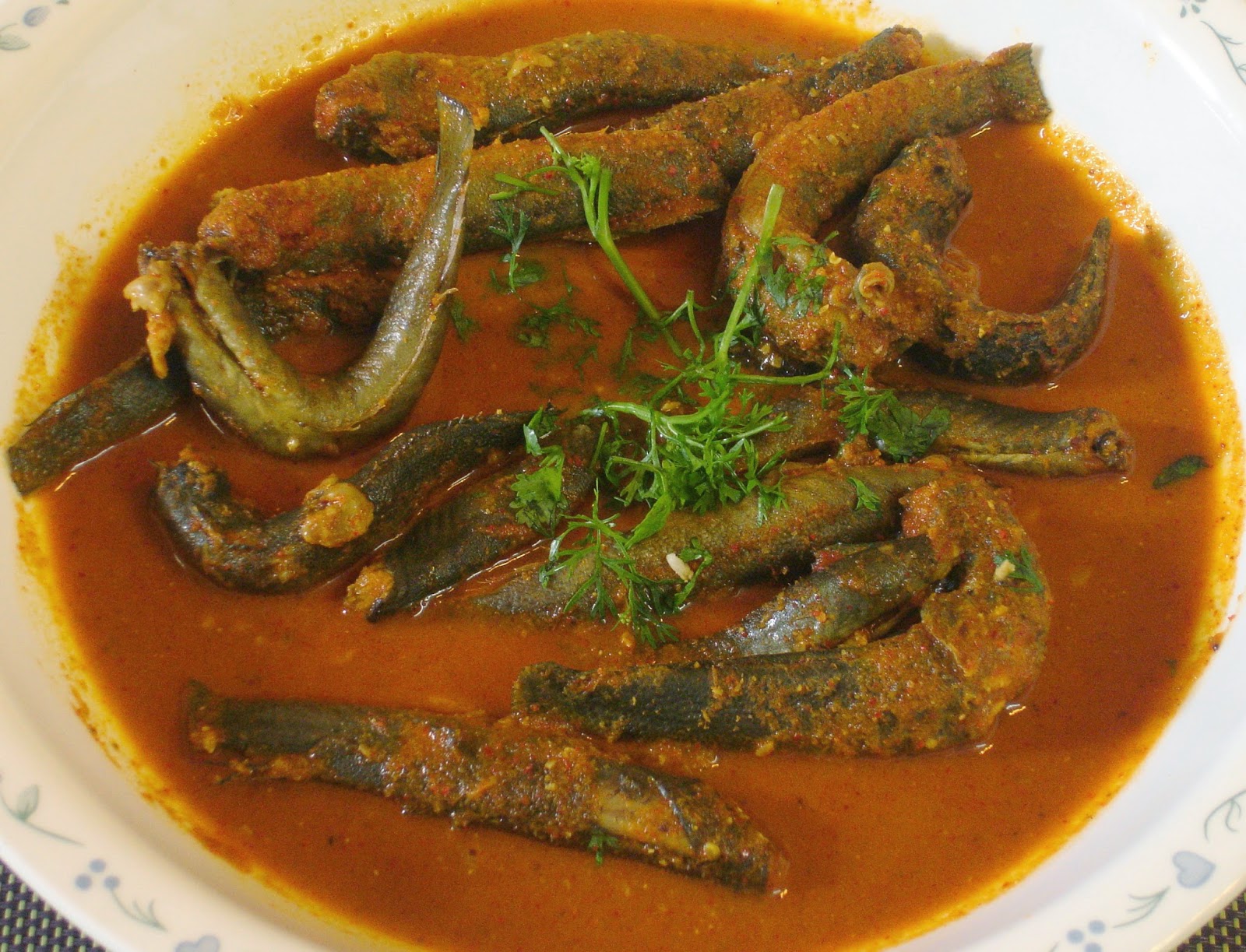 alka's travel and food bowl: Nivte curry (Mudskipper)
