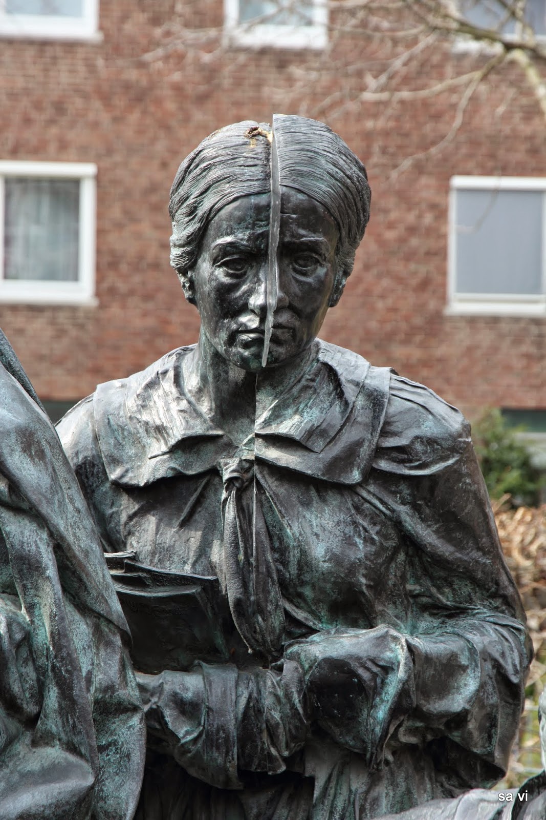 sacerdos viennensis: Das Edith Stein Denkmal am Kölner Börsenplatz
