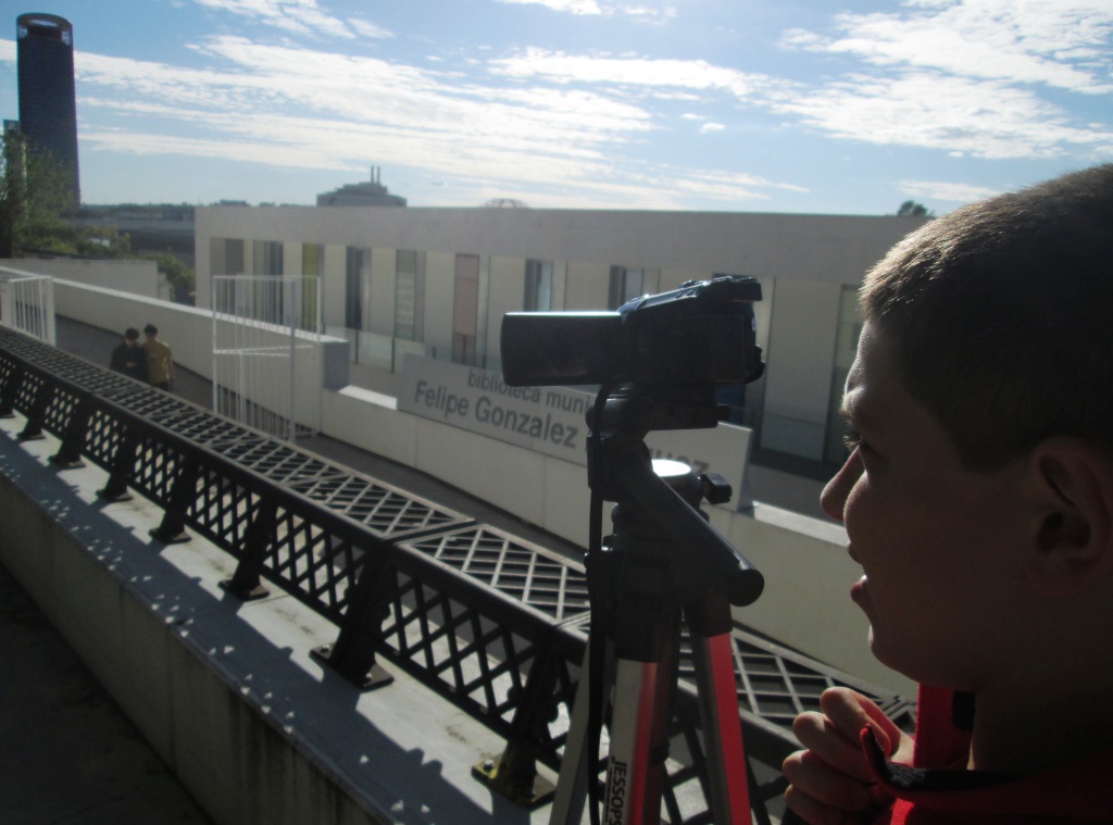 Los niños en exteriores: "Ey... que estamos grabando... silencio ...