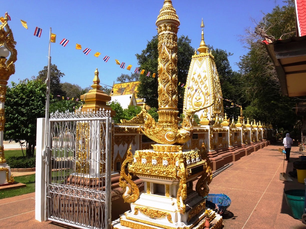Temples In Thailand: Ubon Ratchathani - Wat Phra That Nong Bua
