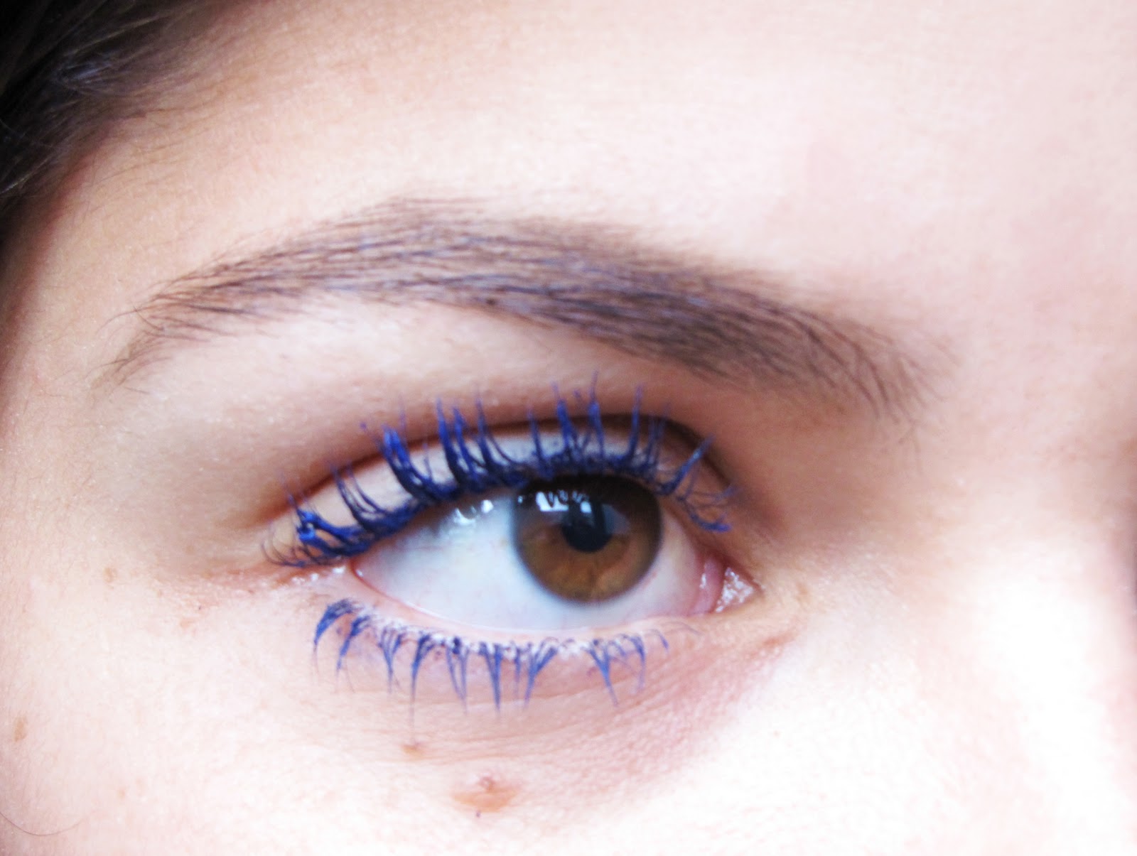 Elas na Moda: Rímel azul.