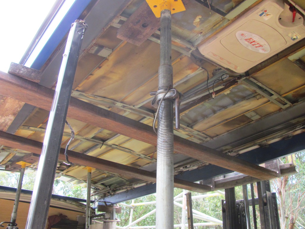 Robbiebago Adventures: Bus Conversion: Lifting the roof