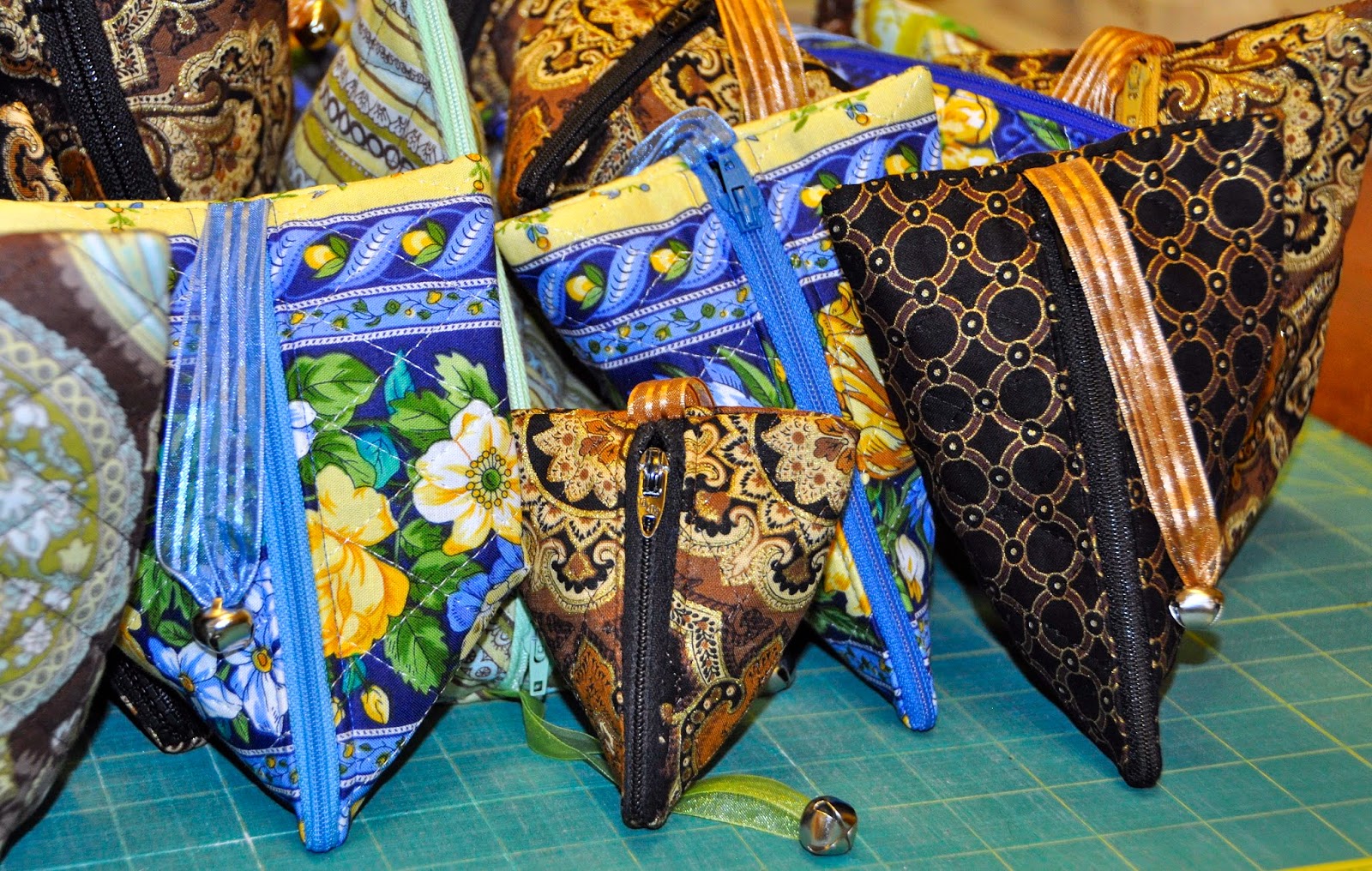 LuAnn Kessi: Hum Bug Bags...