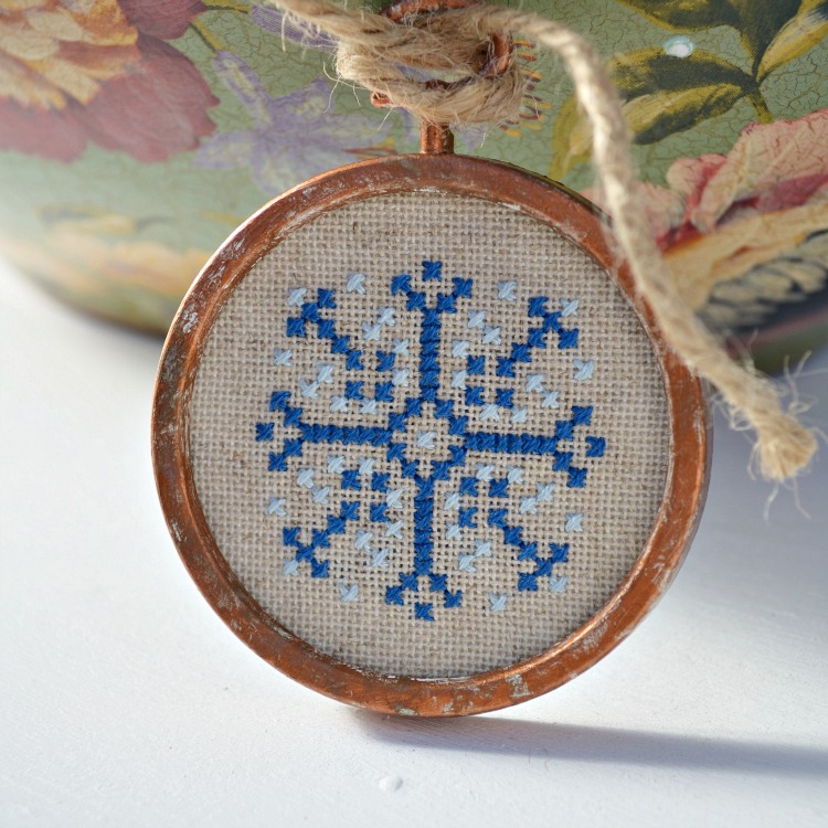 Keeping Things Simple...: Snowflake cross stitch mini wall decor