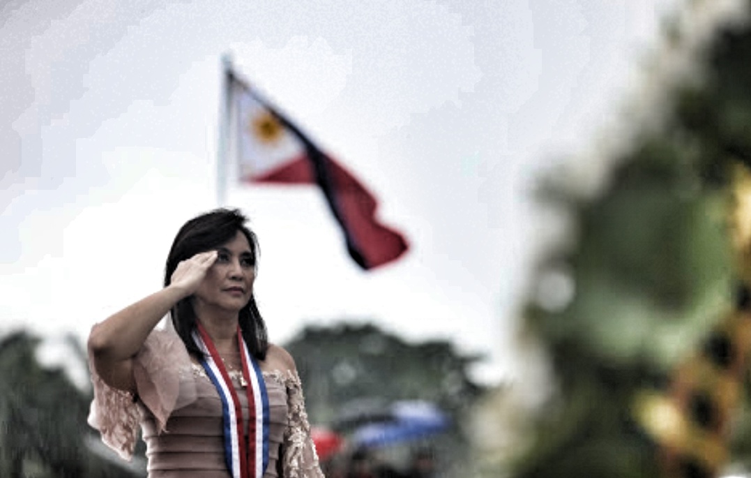 How exactly does standing in the rain make Leni Robredo a "great" leader?