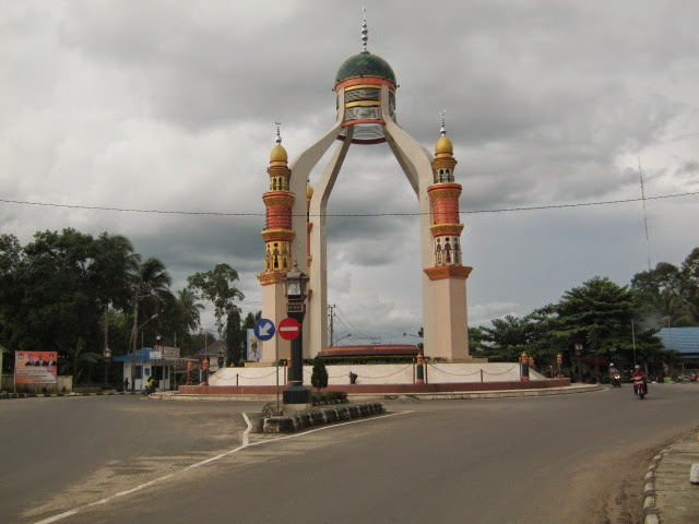 Melihat.Langit: Tugu / Gerbang Kota Rantau (Bundaran Dulang)