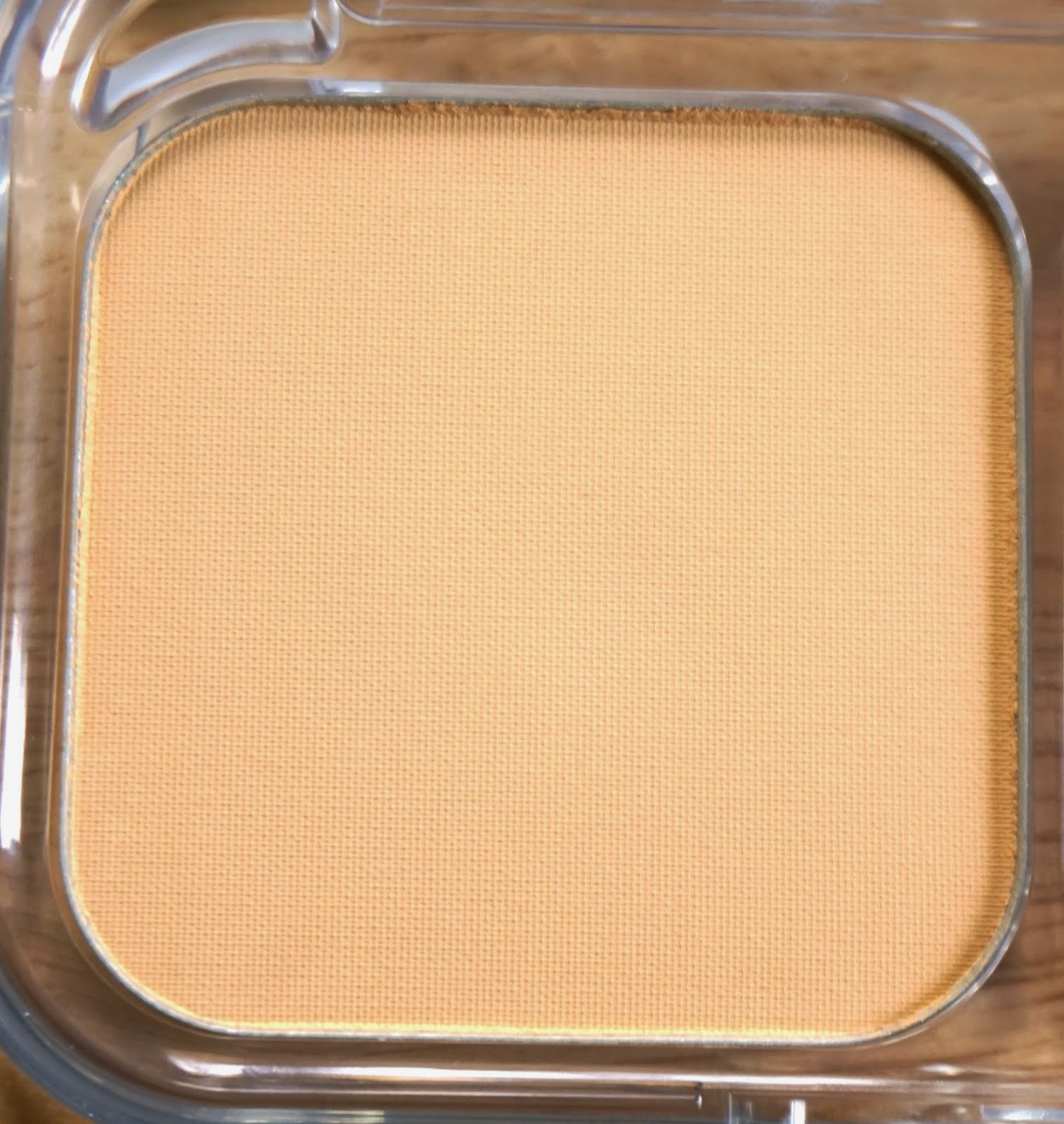 Maybelline White Superfresh Powder Foundation in Honey 04 Review + Swatches