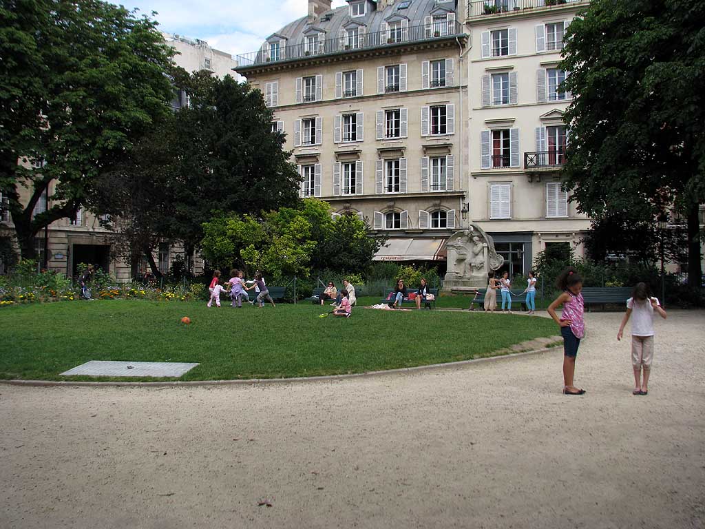 A Bunch of Benches: Square Samuel-Rousseau