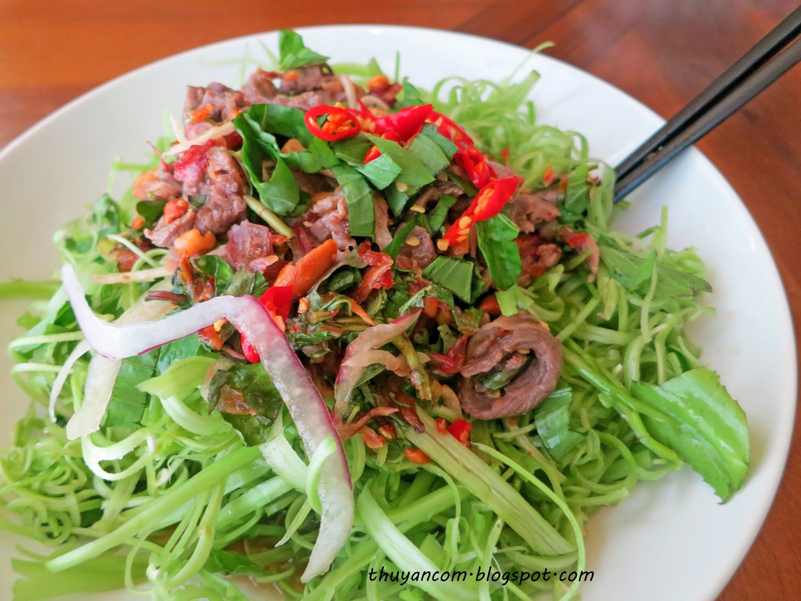 Blog of Salt: Rau Muong Tron Thit Bo - Beef Water Spinach Salad