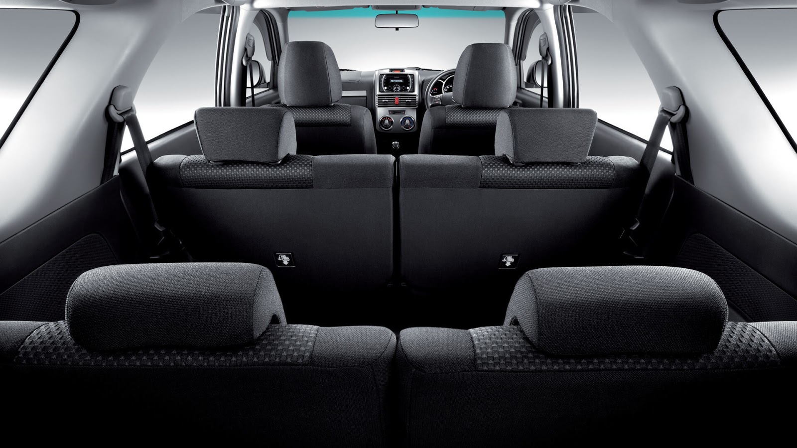 Toyota Rush 2018 interior exposure, texture plus points