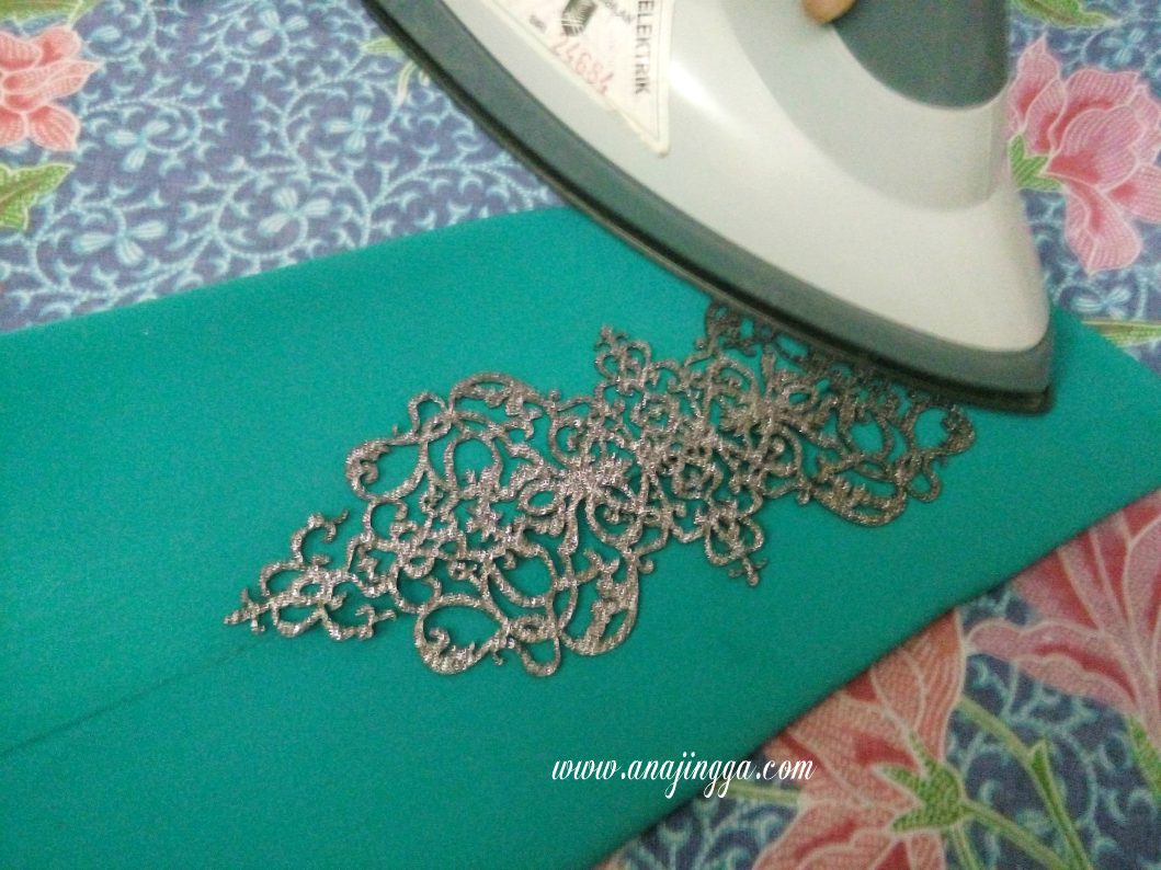 Idea Mencantikkan Jubah Dengan Dokoh Glitz