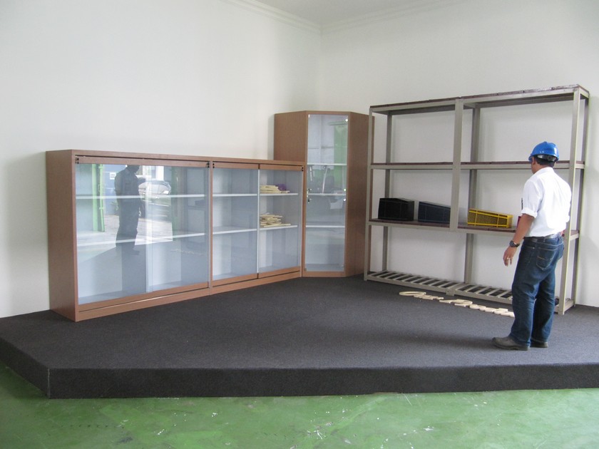 Etalase Display Showcase Untuk Pameran Produk Kantor - Furniture Kantor ...