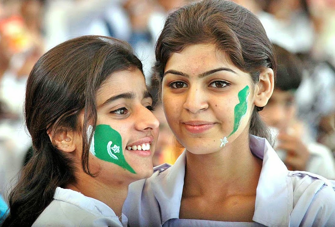 GIRLS: Pakistani Beautiful College Girls Photos