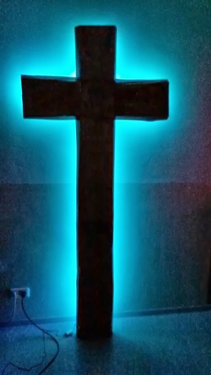 FeG-Pirna: Das Kreuz ist jetzt mit Hintergrund Beleuchtung