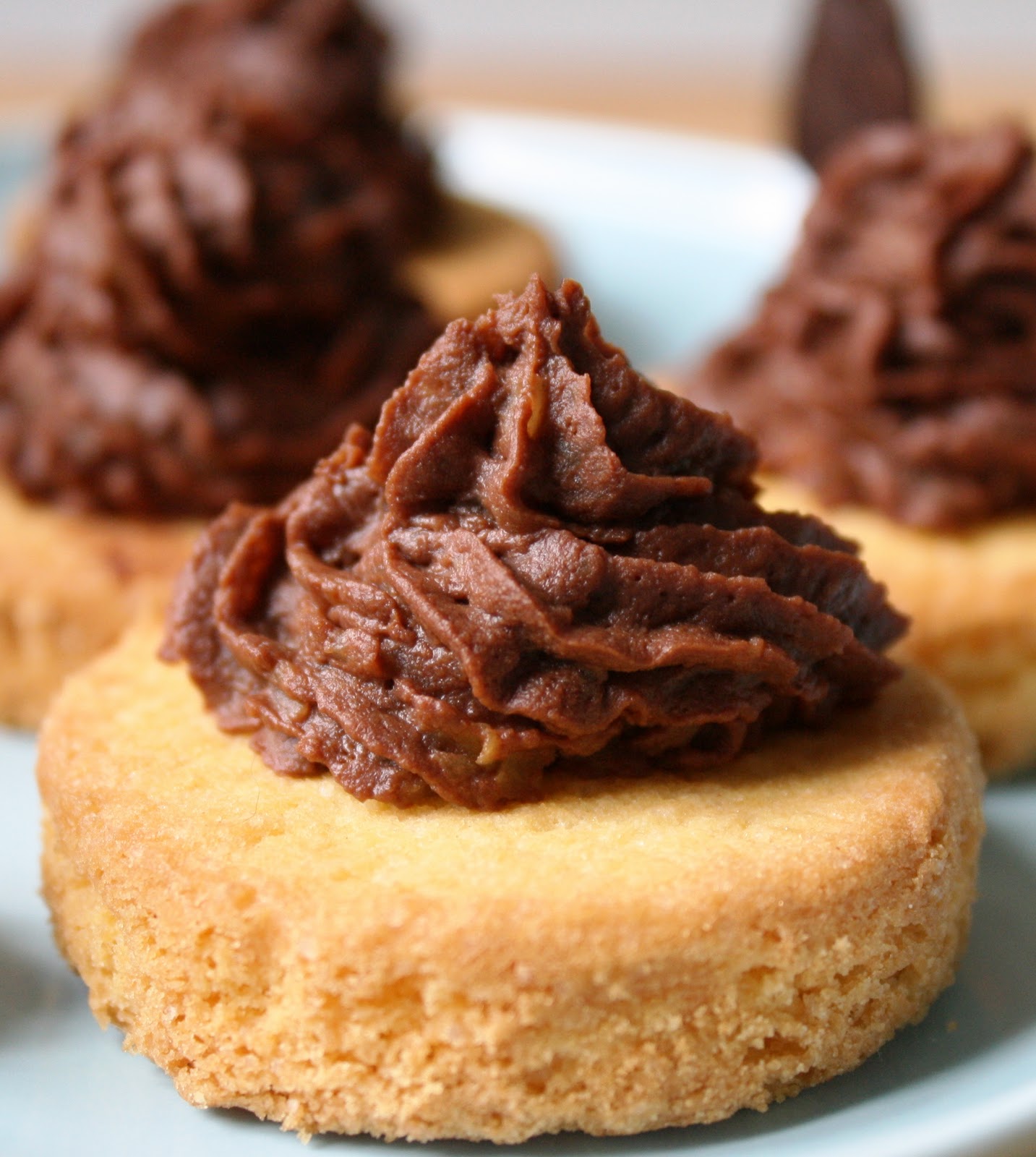 La cuisine de Marion: Petits sablés à la mousse chocolat-spéculoos