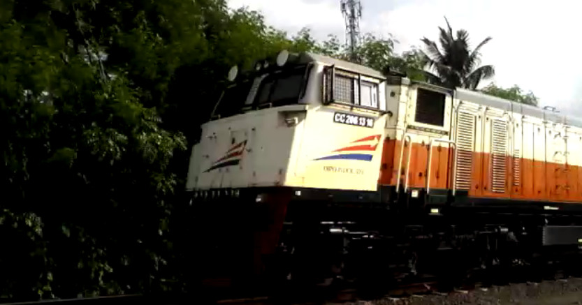 Railfans Indonesia: [Mengaung] Kereta Api Feat Lokomotive CC206 Melaju ...