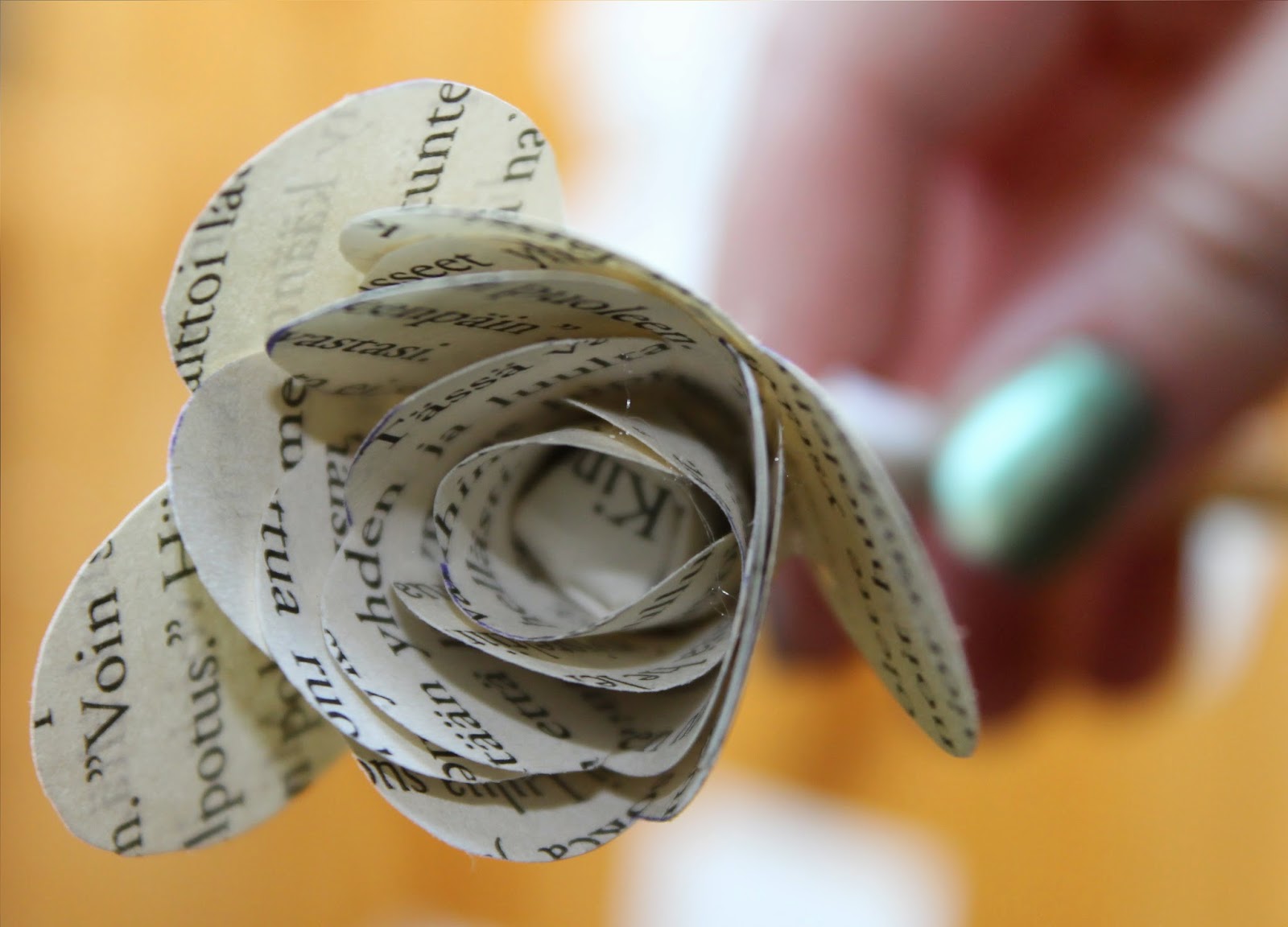 Pieni Sisustaja Näpertää: Ruusu vanhasta kirjasta