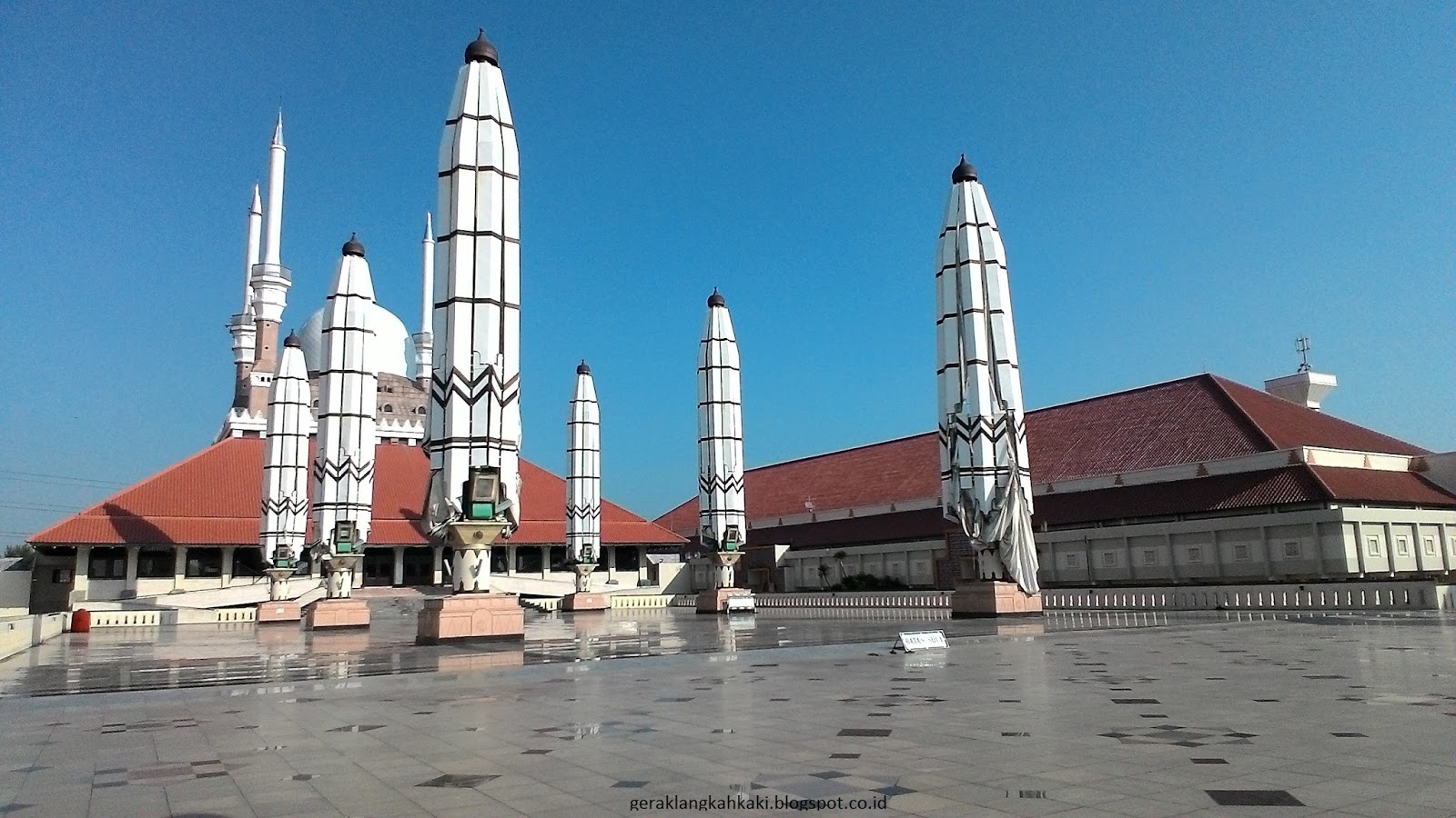 Menanti Payung Terbuka di Masjid Agung Jawa Tengah