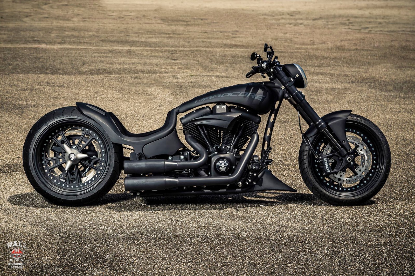 Racing Cafè: "Pitch Black" by Walz Hardcore Cycles