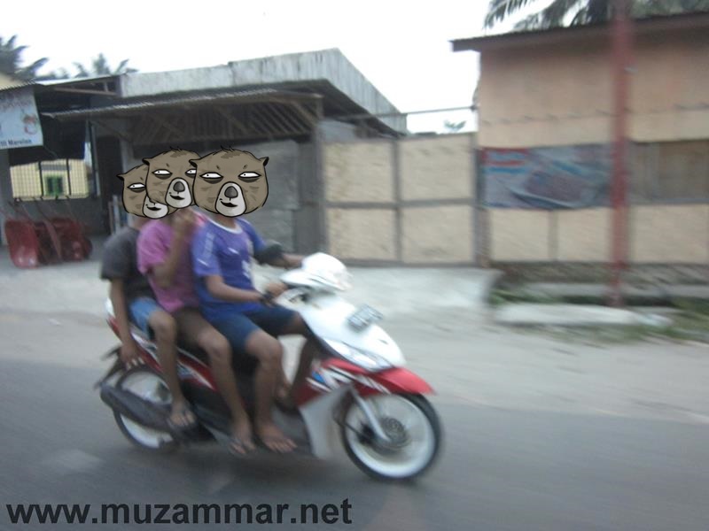 15 Aksi Cabe-Cabean Bonceng Tiga Di Motor Ini Bikin Greget Banget!