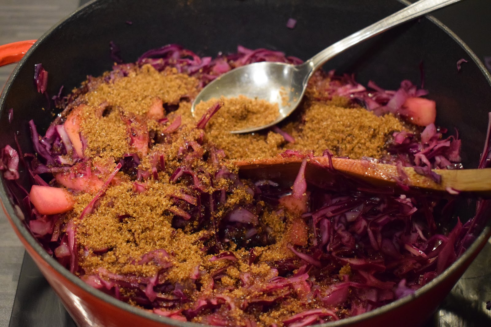 Rode kool met appeltjes en kaneel - Red cabbage with apple and cinnamon*