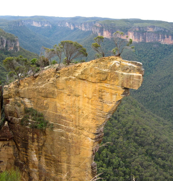 THE WORLD GEOGRAPHY: 10 Spectacular Overhanging Rocks