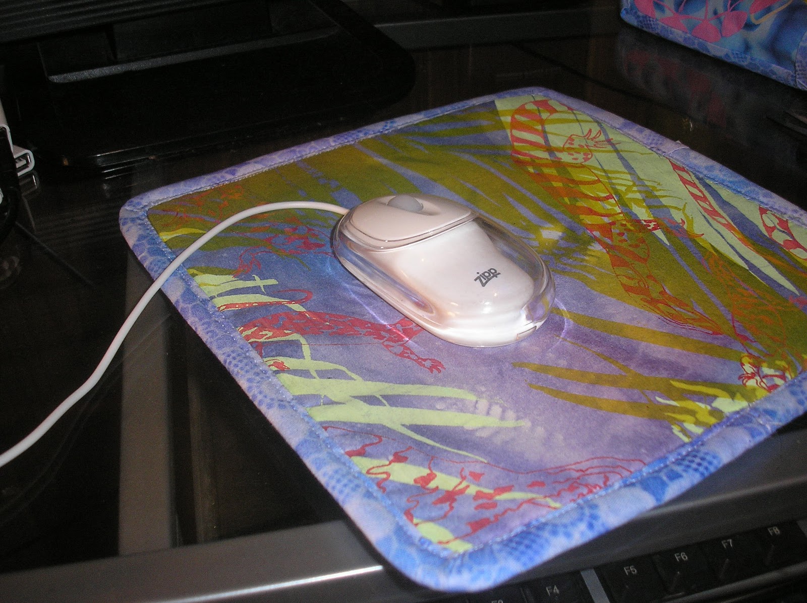 Rainbows End: New Tute Non Slip Non Crappy Mousemat!