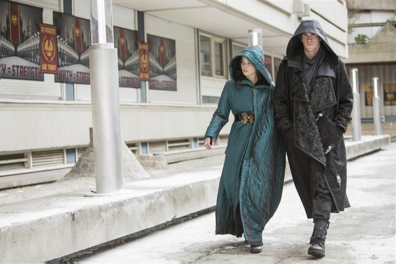 Nuevos stills de "Mockingjay Part 2" con Katniss y Gale | Real or not ...