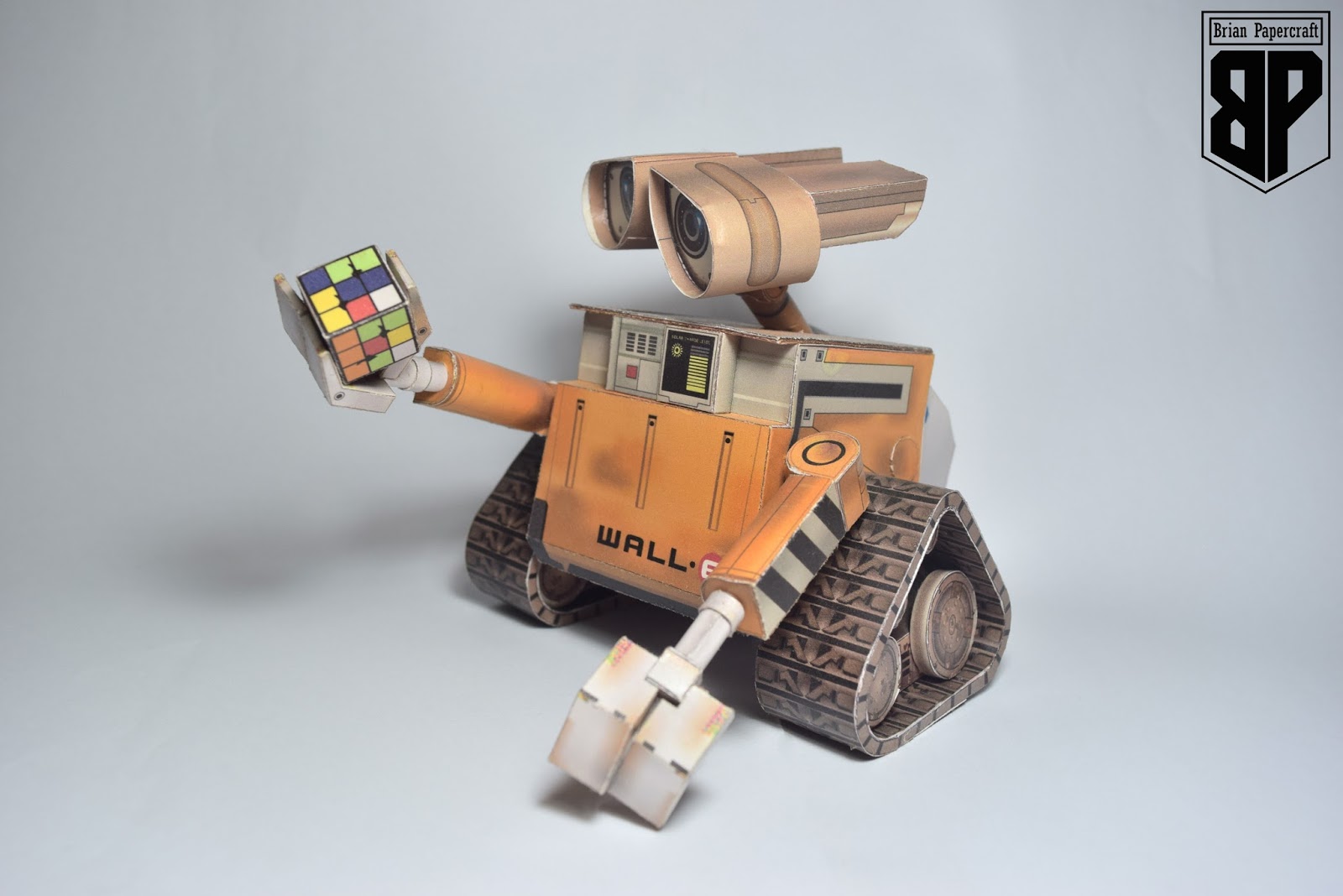 Wall-e and Eve Papercraft - Brian Papercraft