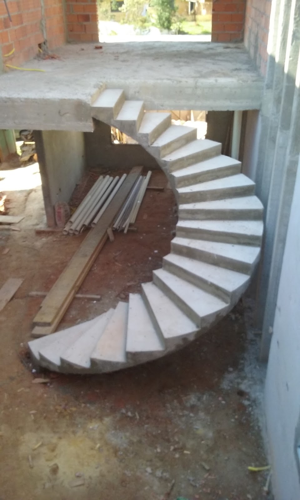 ESCADA DE CONCRETO : ESCADA EM CURVA RAMPA LISA
