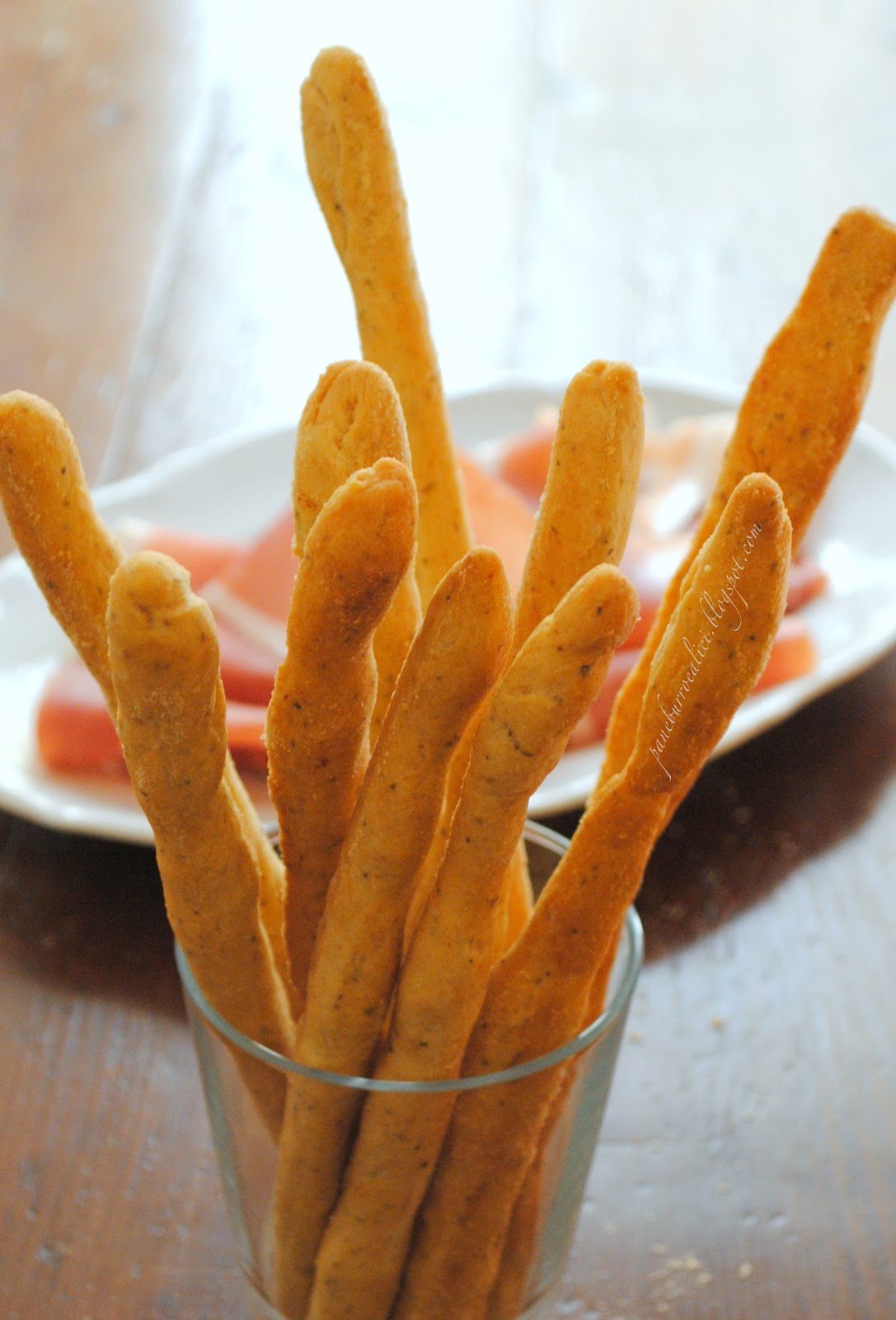Pane, burro e alici: Grissini rustici con paprika e origano
