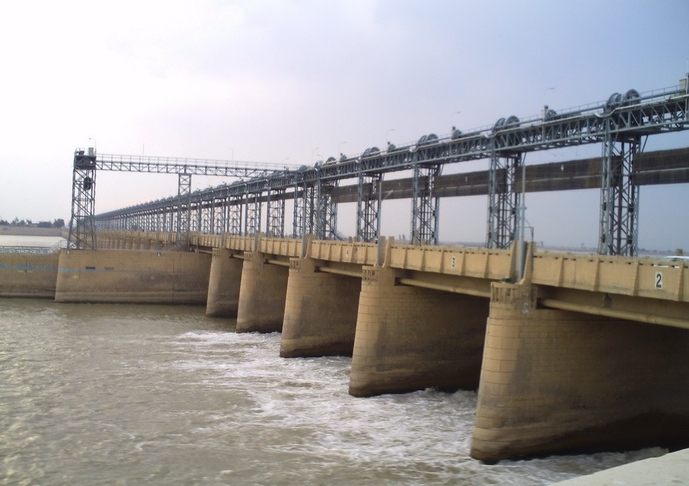 What are the differences between barrage and weir?