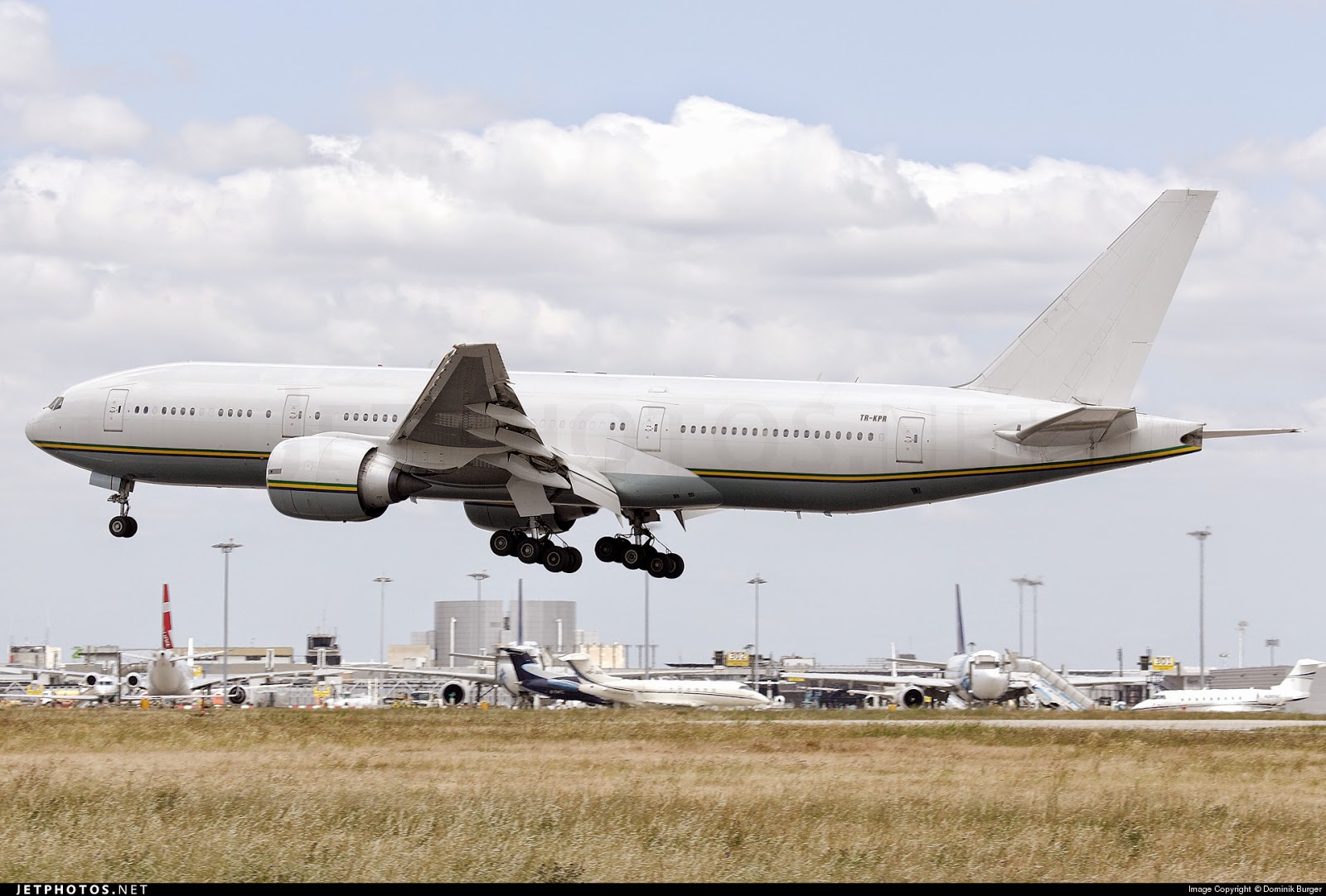 THE PRESIDENTIAL BOEING 777 OF GABON IS SEIZED FOR UNPAID BILLS. LE ...