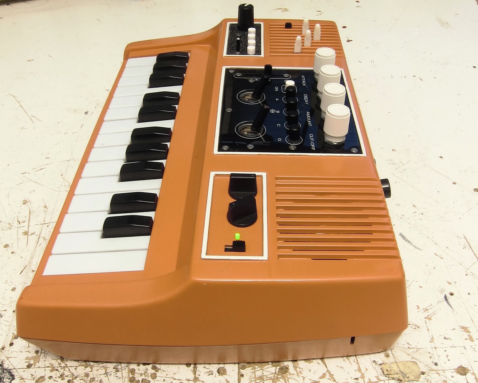 NOYSTOISE: CIRCUIT BENT KEYBOARD REVISED