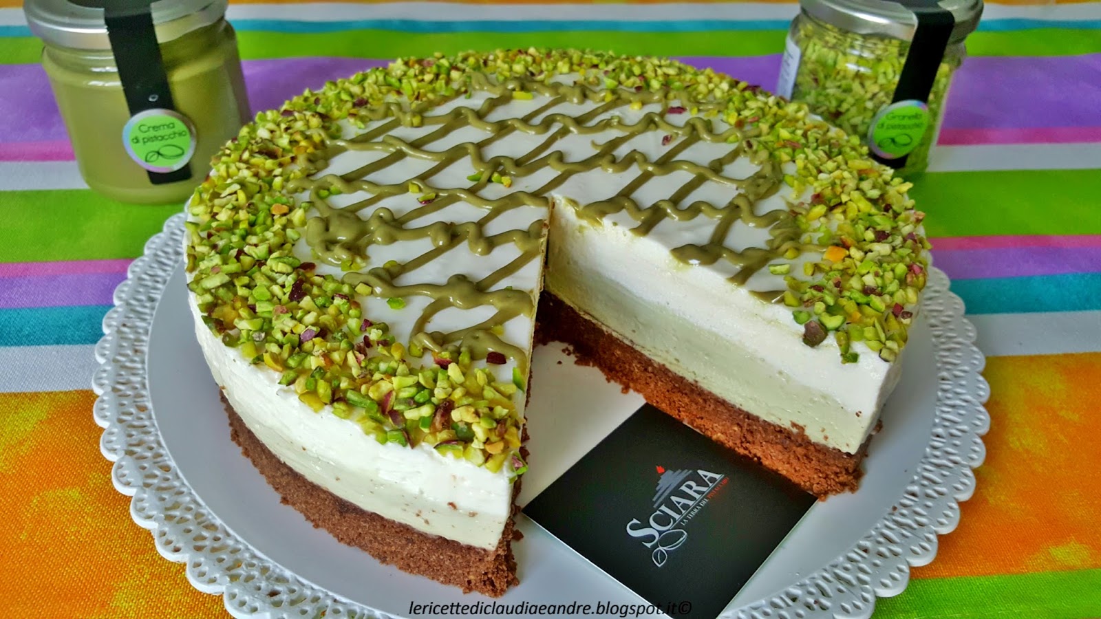 Cheesecake bicolore al pistacchio con base al cacao e granella di ...