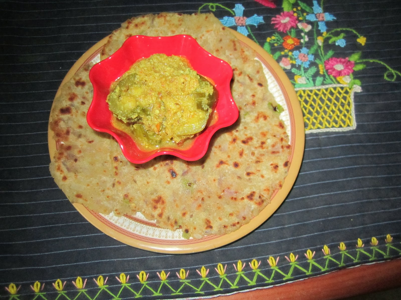 fanatic foodie: Jowar Masala Rotla (white millet Indian flat bread)